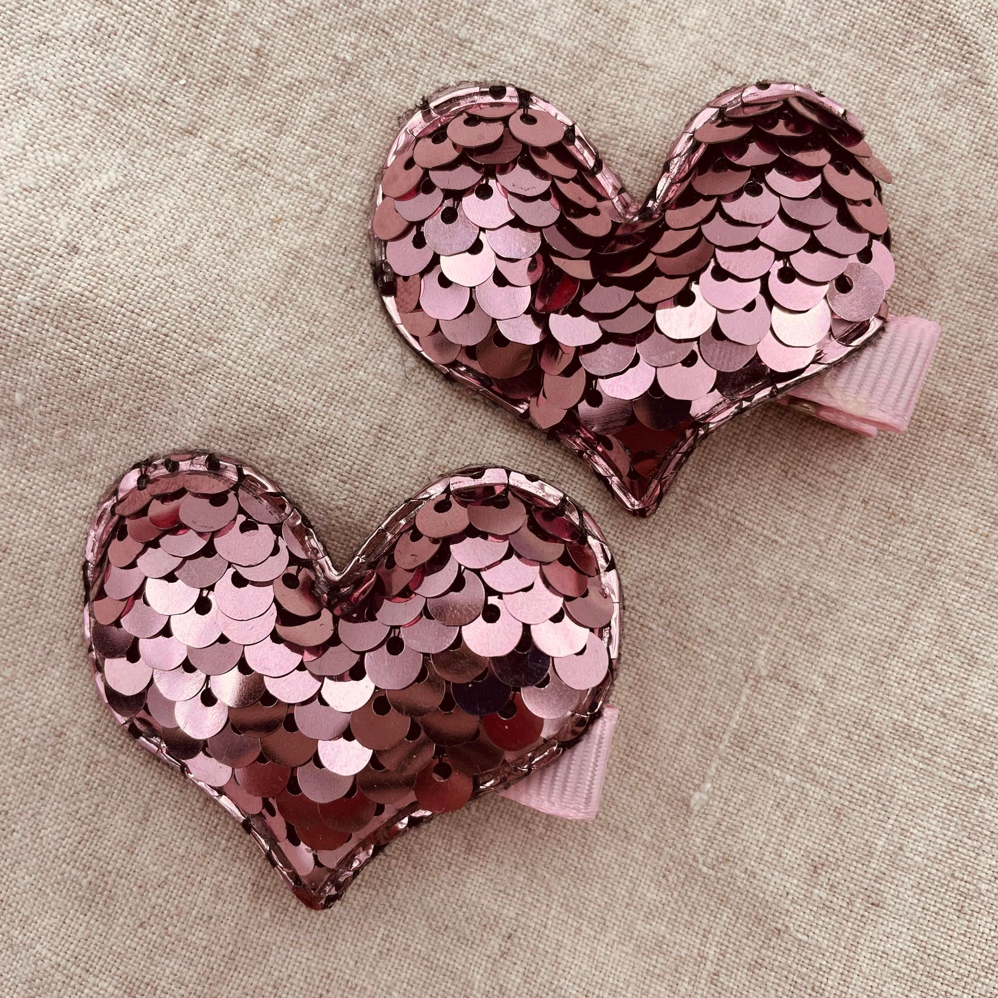 Hjerte hårclips i rosa - se mere på Tøseriet